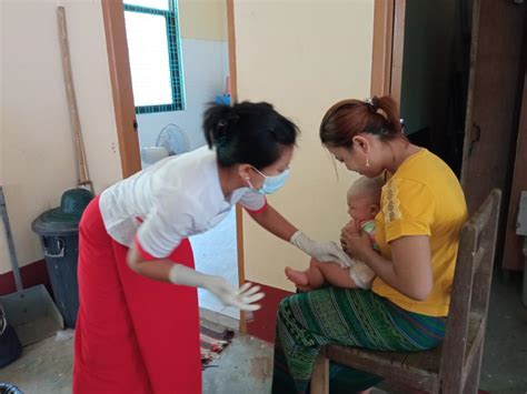 ရွှေသောင်ယံမြို့ ကျေးလက်ကျန်းမာရေးဌာနခွဲတွင် ကလေးငယ်များအား ပုံမှန်ကာကွယ်ဆေးများထိုးနှံ