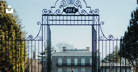 문 앞에 서 있는 두 사람 사진 Unsplash의 무료 사람 이미지