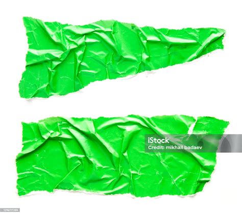 흰색 배경에 고립 된 녹색 광택 잡지 종이의 찢어진 구겨진 조각 찢어진 녹색 종이 텍스트공간을 복사합니다 0명에 대한 스톡 사진