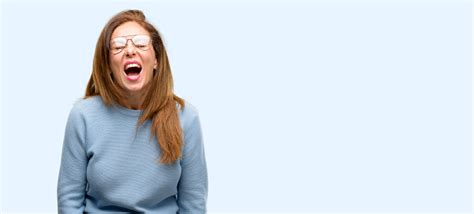 중간 나이 여자 울 스웨터와 멋진 안경 스트레스 공포에 질 려 입고 외치는 분노와 좌절 불쾌 한 제스처입니다 날 미치게 짜증나는 작업 갈색 머리에 대한 스톡 사진 및 기타