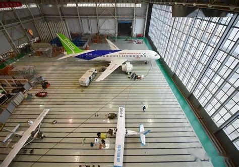 国产大飞机成功首飞！中国建筑金属结构协会会长郝际平教授带领科研团队助力起航