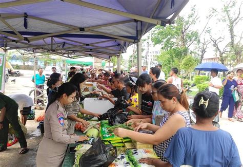 ရခိုင်ပြည်နယ် စစ်တွေမြို့ ရှိ မုန်တိုင်းဒဏ်သင့်ပြည်သူများအား ဆန်၊ ဆီ၊ ဆား၊ ကြက်ဥ၊ ဟင်းသီးဟင်းရွက