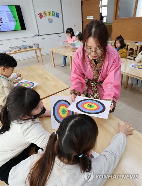 재미있는 팽이 놀이 연합뉴스