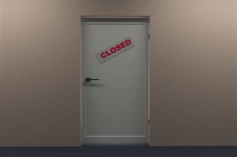 표지판이있는 닫힌 문 불이 켜진 하얀 문 막다른 골목 절망적 인 개념 3d 렌더링 문에 대한 스톡 사진 및 기타 이미지 문 문닫음 표시 파란색 Istock