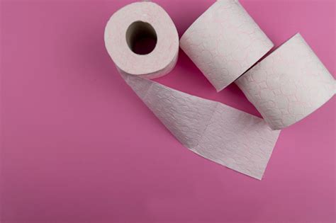 밝은 파스텔 핑크 배경에 부드러운 흰색 화장지 롤 위생 개념 텍스트 또는 로고가 비어 있는 장소입니다 근접 촬영 맨 위 보기 스톡 사진 플랫 레이에 대한 스톡 사진 및 기타