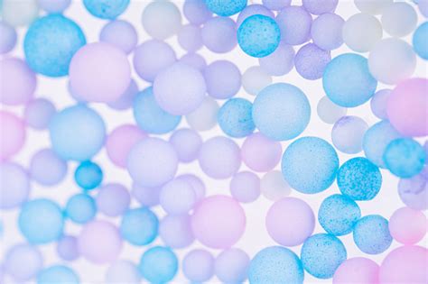분홍색과 파란색 색상의 화려한 공 배경 다양한 크기의 다채로운 공이 있는 배경 파스텔 색상의 공 구체 0명에 대한 스톡 사진 및 기타 이미지 Istock