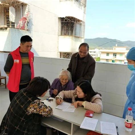 白土镇102岁老人完成新冠疫苗接种谭连娣龙皇身体