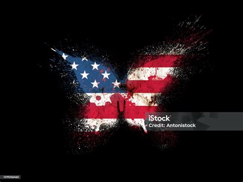 검은 배경에 고립 된 페인트 튀김과 그런 지 스타일의 미국 국기의 색상 나비 실루엣 페인트 스플래시와 나비 실루엣의 형태로 미국