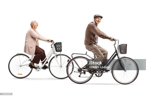 시니어 남자와 시니어 여자는 자전거를 타고 카메라에 미소 2명에 대한 스톡 사진 및 기타 이미지 2명 교통수단 남성 Istock