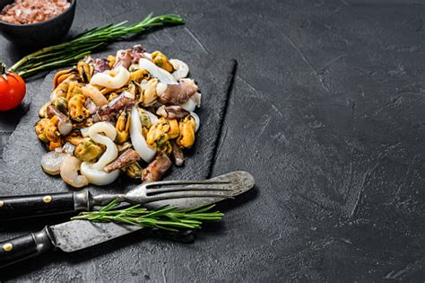 다양한 해산물 홍합 조개 오징어 문어 새우 및 새우 검은 색 배경 맨 위 보기입니다 복사 공간 칵테일에 대한 스톡 사진 및 기타 이미지 Istock