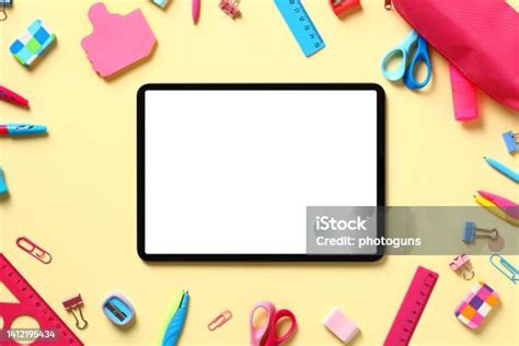 학교 개념으로 돌아 가기 빈 화면이있는 디지털 태블릿 모형과 노란색 테이블에 학교 용품 플랫 레이 상단보기 복사 공간 교육에 대한 스톡 사진 및 기타 이미지 Istock