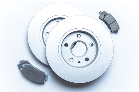 자동 밸브 흰색 배경에 격리 된 모터 정비사 예비 또는 자동차 조각 새로운 금속 자동차 부품 평평한 평지 상단 보기 복사 공간 0명에 대한 스톡 사진 및 기타 이미지