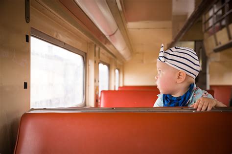 기차 안에 앉아 귀여운 작은 유아 소년 철도로 여행하는 어린이 젊은 여행자 휴가 실내 2 3 살에 대한 스톡 사진 및 기타 이미지 Istock