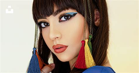 금 왕관을 가진 파란 드레스를 입은 여자 사진 Unsplash의 무료 초상 이미지