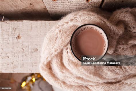 부드러운 스카프를 뜨개질 따뜻한 스웨터와 함께 겨울 아침 개념 평면도 복사 공간 근접 촬영 사진 소박한 나무 벤치에 뜨거운 코코아 한잔 12월에 대한 스톡 사진 및 기타