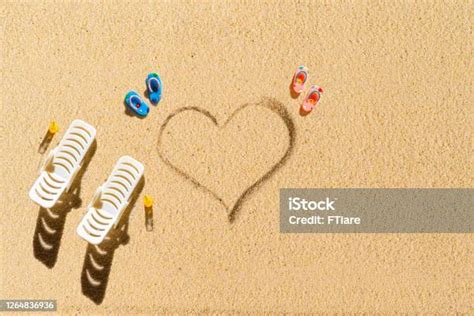 모래 열대 해변에서 하트 모양의 일광욕을 하는 플립 플롭 두 쌍의 공중 보기 발렌타인 휴일 개념 창조적 인 배경 여행 여름 플랫 레이 공중 뷰에 대한 스톡 사진 및 기타