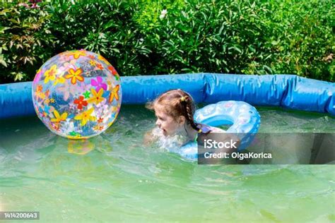 풍선 반지와 공 야외 수평 사진으로 수영장에서 수영하는 쾌활한 백인 소녀 2 3 살에 대한 스톡 사진 및 기타 이미지 2 3 살 4 5세 갈색 머리 Istock
