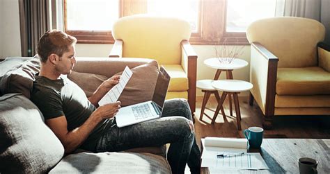 노트북을 사용하여 재택 근무를 하는 사람 문서 및 원격 근무 리서치 마감일 및 카피라이팅을 수행하는 계획 및 저널리스트 개인 프리랜서 및 직원이 서류 작업 Pc 및 블로그를