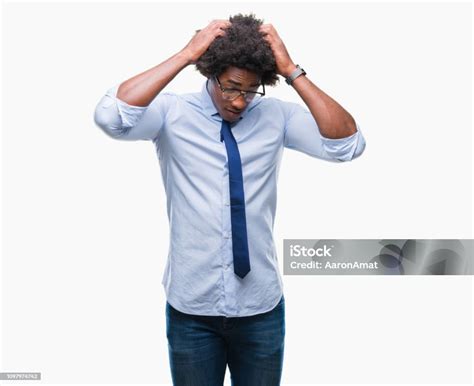 아프리카 미국 사업가 격리 된 배경 때문에 두통 절망과 스트레스에서 고통 위에 안경을 통증과 편두통 머리에 손입니다 Health에 대한 스톡 사진 및 기타 이미지 Istock