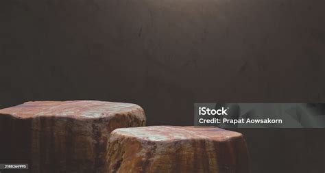 제품 디스플레이 프리젠 테이션을 위해 표면에 스튜디오 조명과 함께 어두운 시멘트 로프트 벽 배경에 바위 돌 연단 0명에 대한 스톡 사진 및 기타 이미지 Istock