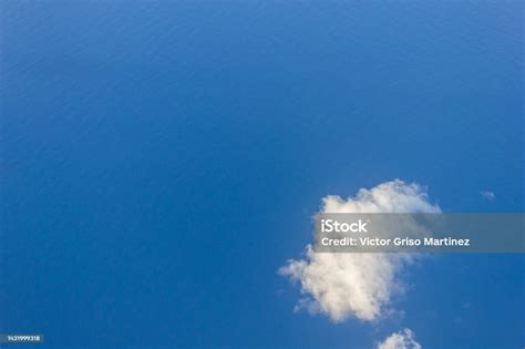 푸른 하늘과 구름은 구름과 함께 대기에서 바다까지 아름다운 풍경을 형성합니다 0명에 대한 스톡 사진 및 기타 이미지 0명 공중 공중 뷰 Istock