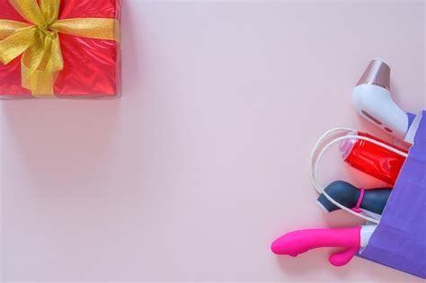 Juguetes Sexuales En Un Paquete Y Una Caja De Regalo Sobre Un Fondo Rosa El Concepto De Comprar