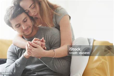 손을 잡고 새 집의 거실에서 노란 소파에 편안한 행복 한 커플 2명에 대한 스톡 사진 및 기타 이미지 2명 가정의 방 가족 Istock