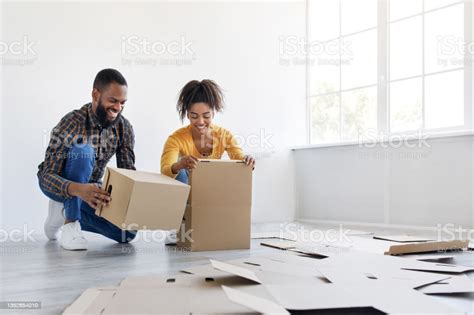 행복한 밀레니엄 아프리카 계 미국인 가족 만들기 스택 골판지 상자 이동 창 근처 바닥에 앉아 2명에 대한 스톡 사진 및 기타