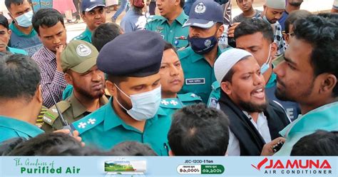 মাঠ দখলের অভিযোগে আলিয়া মাদ্রাসা শিক্ষার্থীদের বিক্ষোভ