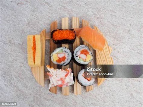 신선한 믹스 생 해산물 카이센 돈 은 초밥과 연어 롤 일본 음식과 함께 제공됩니다 일본식 식사 건강 식품 일본 아시아 스시 사시미 0명에 대한 스톡 사진 및 기타 이미지
