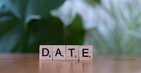 실내 게임 계절 과거 교육 교육용 게임 기념일 나무 나무 블록 나무로되는 편지 날짜 년 녹색 배경 녹지 놀이 단어 단어 게임 단어 블록