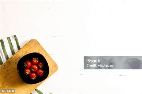 소박한 흰색 나무 테이블에 작은 검은 그릇에 신선한 잘 익은 체리 토마토의 상단보기 재료 및 식품 컨셉 건강한 생활방식에 대한 스톡 사진 및 기타 이미지 Istock