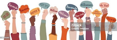 다양한 국제 언어로 음성 거품을 들고 다른 나라와 대륙에서 다민족 사람들의 팔과 손을 제기 Communication 커뮤니티 언어에 대한 스톡 벡터 아트 및 기타 이미지