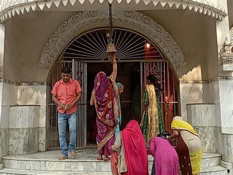 Pandit Mithilesh Pandey Of Vedic Ashram Did Free Rudrabhishek For