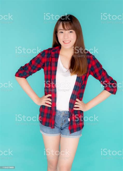 아름 다운 초상화 젊은 아시아 여자 옷 패션 여행 미소 표현 자신감을 즐길 여름 휴가 고립 된 파란색 배경 모델 아시아 여자 즐길 쾌활 한 여행 개념 감정에 대한 스톡 사진