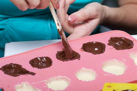 여자는 브러쉬를 사용 하 여 녹은 검은 초콜릿 실리콘 디저트 형 브러쉬 근처에 다른 성분 이다입니다 0명에 대한 스톡 사진 및 기타 이미지 Istock