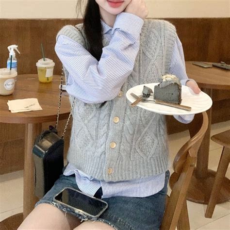 코디세트브이넥 꽈배기 짜임 니트 조끼스트라이프 패턴 캐주얼 셔츠 세트 Ag117857