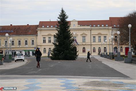 Foto Advent Kuca Na Vrata Koprivnice Na Trg Stigla Velika Božićna Drvca I Vijenac