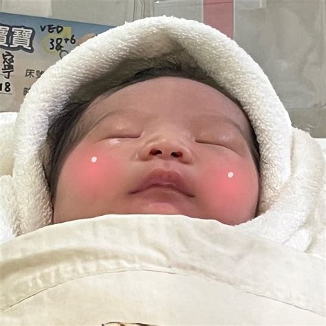 20250206（四） 媽媽幫我換屁屁的時候 我就不耐煩的大哭 護理師姐接來的時候 我就是超級穩定的寶寶呦 ️ 媽媽表示： 媽媽加油！未來的路還很漫長的🤗 明天要拍寶寶寫真了📷