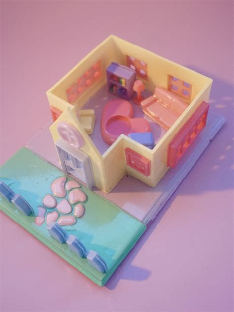 파란색 티비가 있는 핑크색 지붕 집