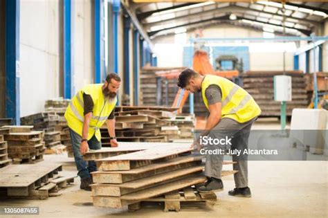 조각과 기계를 조작하는 작업과 공장 내부의 건설 노동자 25 29세에 대한 스톡 사진 및 기타 이미지 25 29세 2명 30 34세 Istock