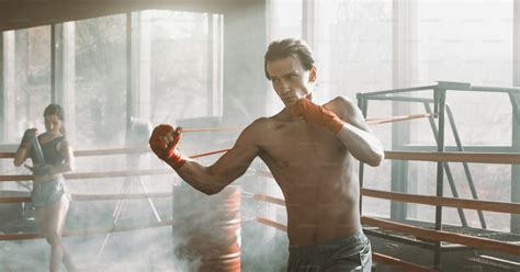 체육관에서 권투 링에서 저항 밴드로 운동하는 잘 생긴 남자 완벽한 모양의 팔과 등 근육 사진 Unsplash의 펀치 이미지