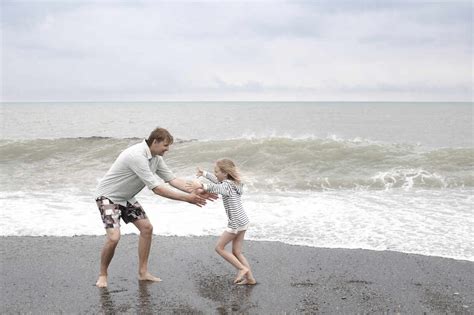 Vater Spielt Mit Seiner Tochter Am Strand Lizenzfreies Stockfoto