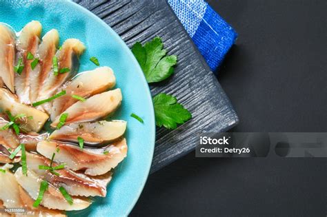 회색 어두운 테이블에 나무 보드에 오일에 절인된 청 어 간식입니다 최고의 볼 수 있습니다 공간에 복사 합니다 건강한 식생활에