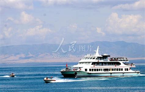 青海共和青海湖游人如织 人民图片网