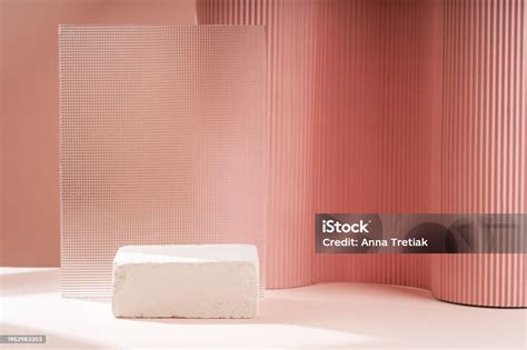 전시회 및 제품 프레젠테이션을 위한 연단 재료 돌 나무 유리 마른 가지 천연 소재로 만든 아름 다운 베이지 색 배경입니다 구도가