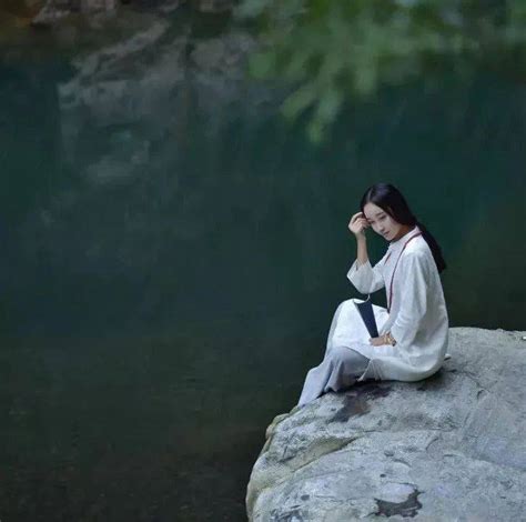 人心复杂，只能装傻现实