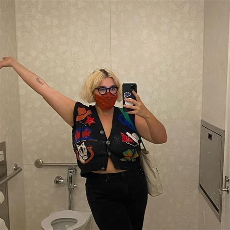 Tim Mcgraws Daughter Gracie Showcases New Curves In Tiny String Bikini