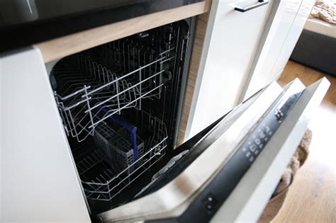 식기세척기 접시 로딩 식기 세척 캡슐 하얀 부엌에서 깨끗한 요리로 식기 세척기를 엽니 다 식기 세척기 열기 및 닫기 0명에 대한 스톡 사진 및 기타 이미지 Istock