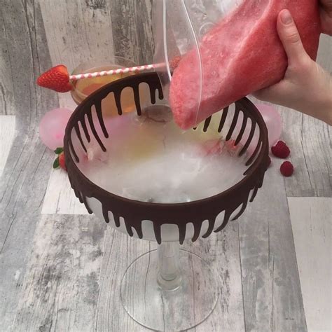 핑크 발렌타인 칵테일 핑크 발렌타인 칵테일 큰 잔에 빨대 두개 꽂아 마시는 로맨틱 딸기 칵테일 보너스 식사레시피 By Chefclub Korea